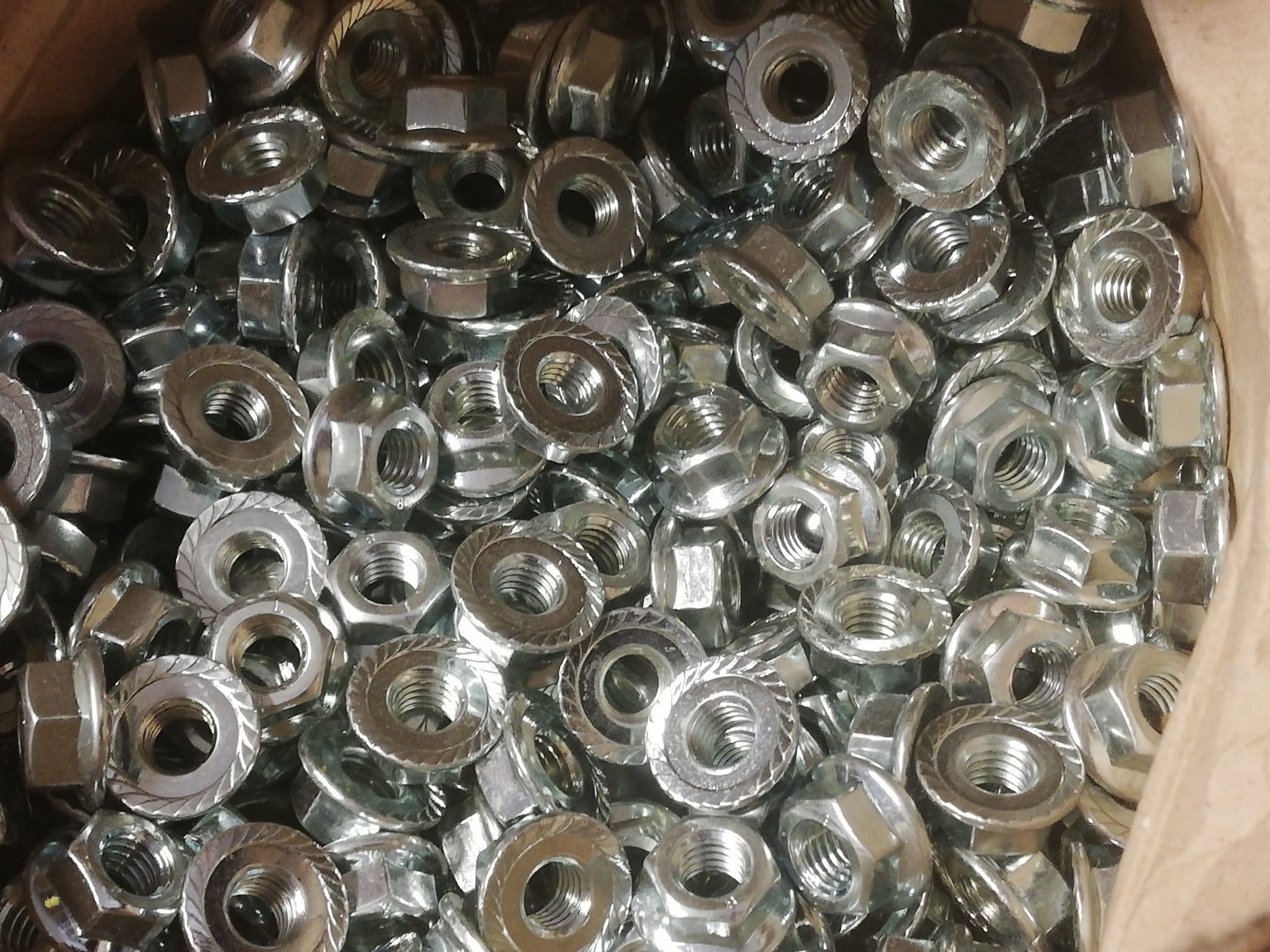 500 X M 8 Sechskantmuttern mit Flansch Sperrverzahung DIN 6923 8 ...