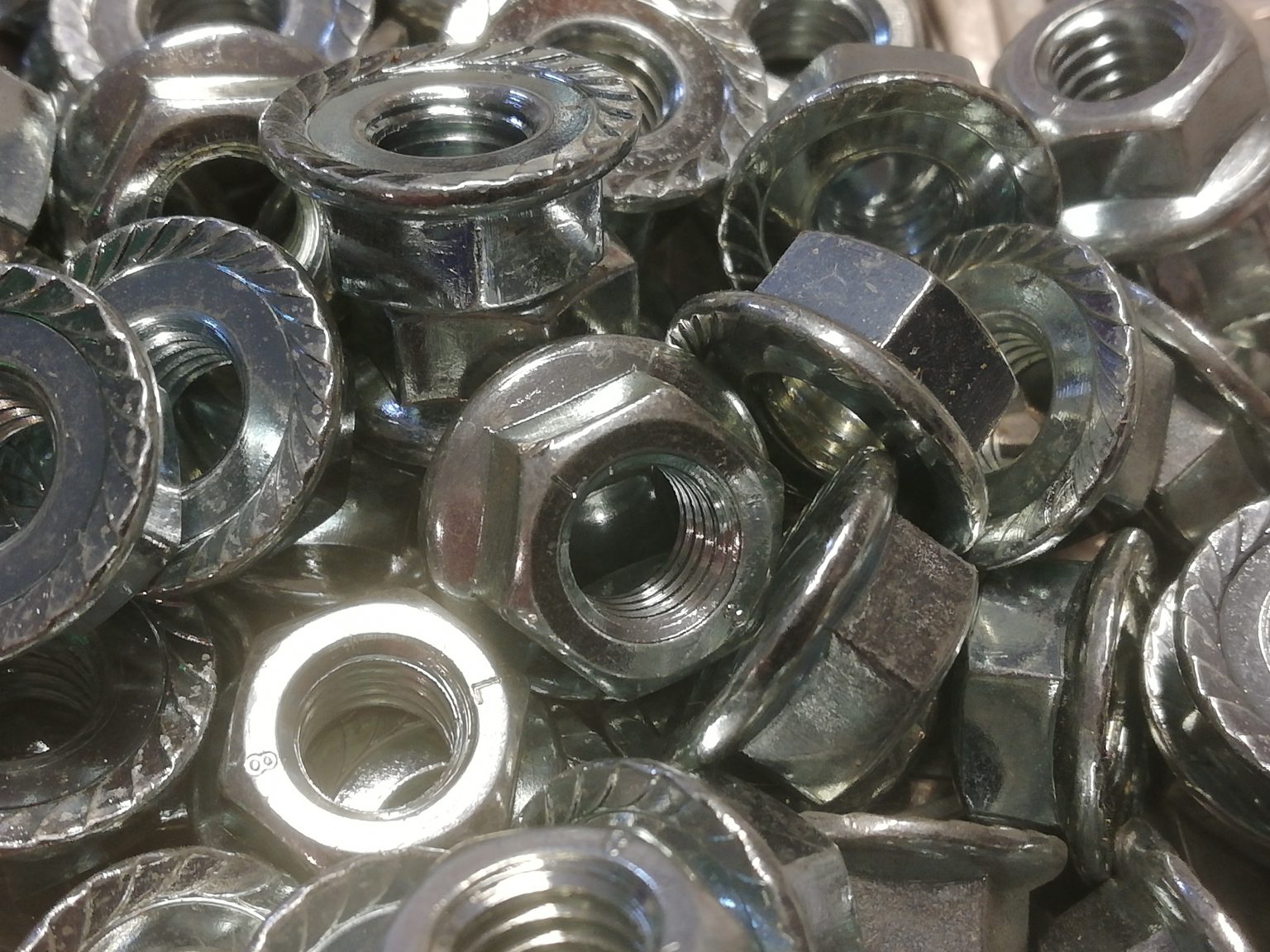 500 X M 8 Sechskantmuttern mit Flansch Sperrverzahung DIN 6923 8 ...